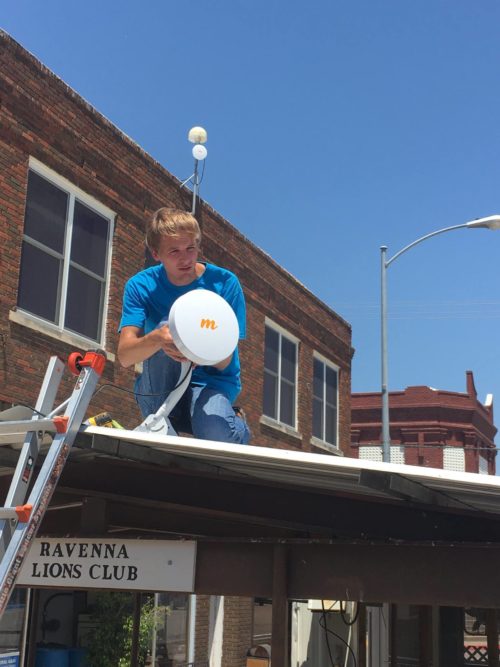 What Is Fixed Wireless Internet and How Does it Work? | Reviews.org