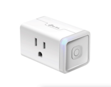 What Is a Smart Plug and How Does It Work? | Reviews.org